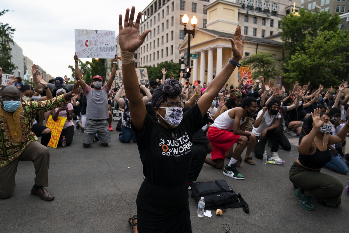 Le proteste sono pacifiche. La polizia continua a picchiare | il manifesto