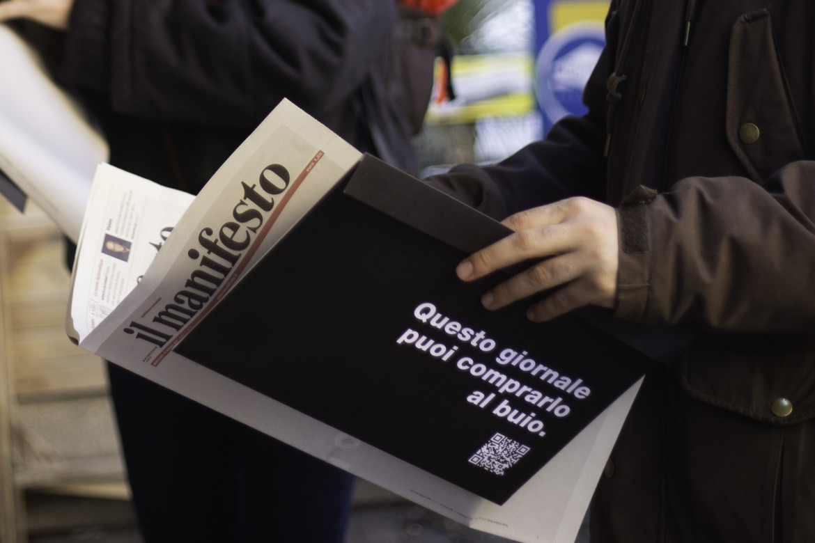 il manifesto lancia “al buio” la nuova campagna abbonamenti | il manifesto il manifesto lancia “al buio” la nuova campagna abbonamenti | il manifesto