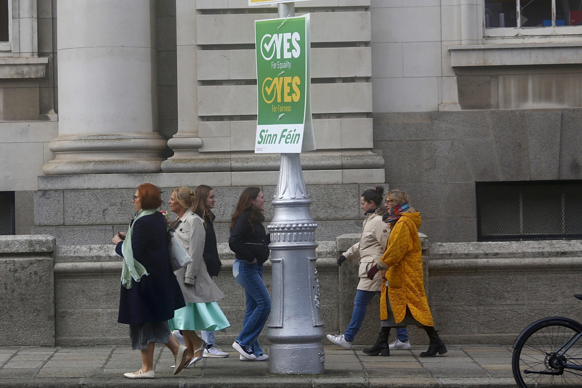 Irlanda al voto per una Costituzione meno sessista | il manifesto Irlanda al voto per una Costituzione meno sessista | il manifesto