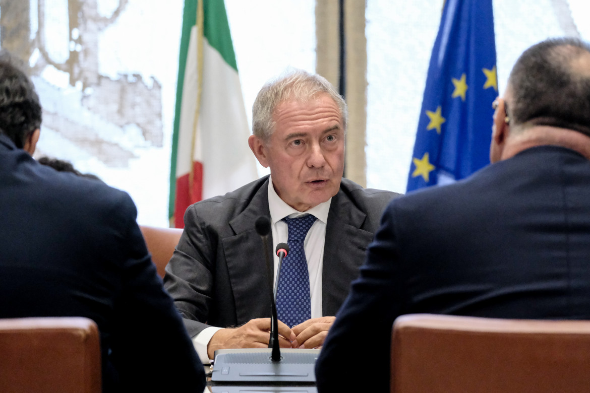 Il piano Urso per rallentare l’elettrico che la commissione ha già bocciato | il manifesto