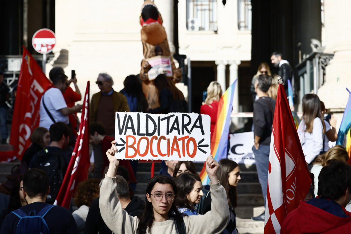 «Chi rompe paga»: la crociata continua di Valditara contro le ... «Chi rompe paga»: la crociata continua di Valditara contro le ...